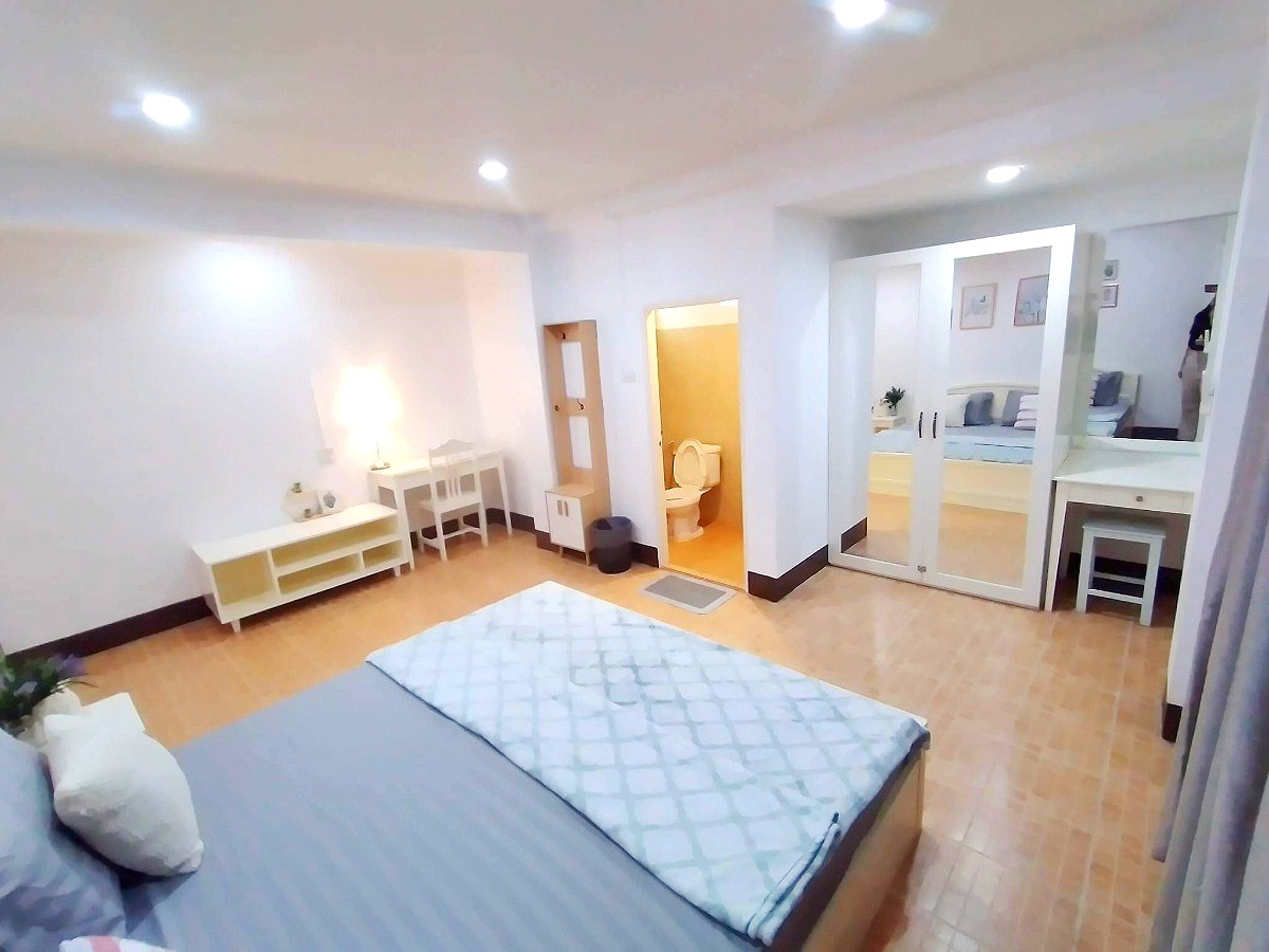 W Mansion_E_King Bed_2-3 Person 3 yak 5-2 Viphavadee | RentHub.in.th